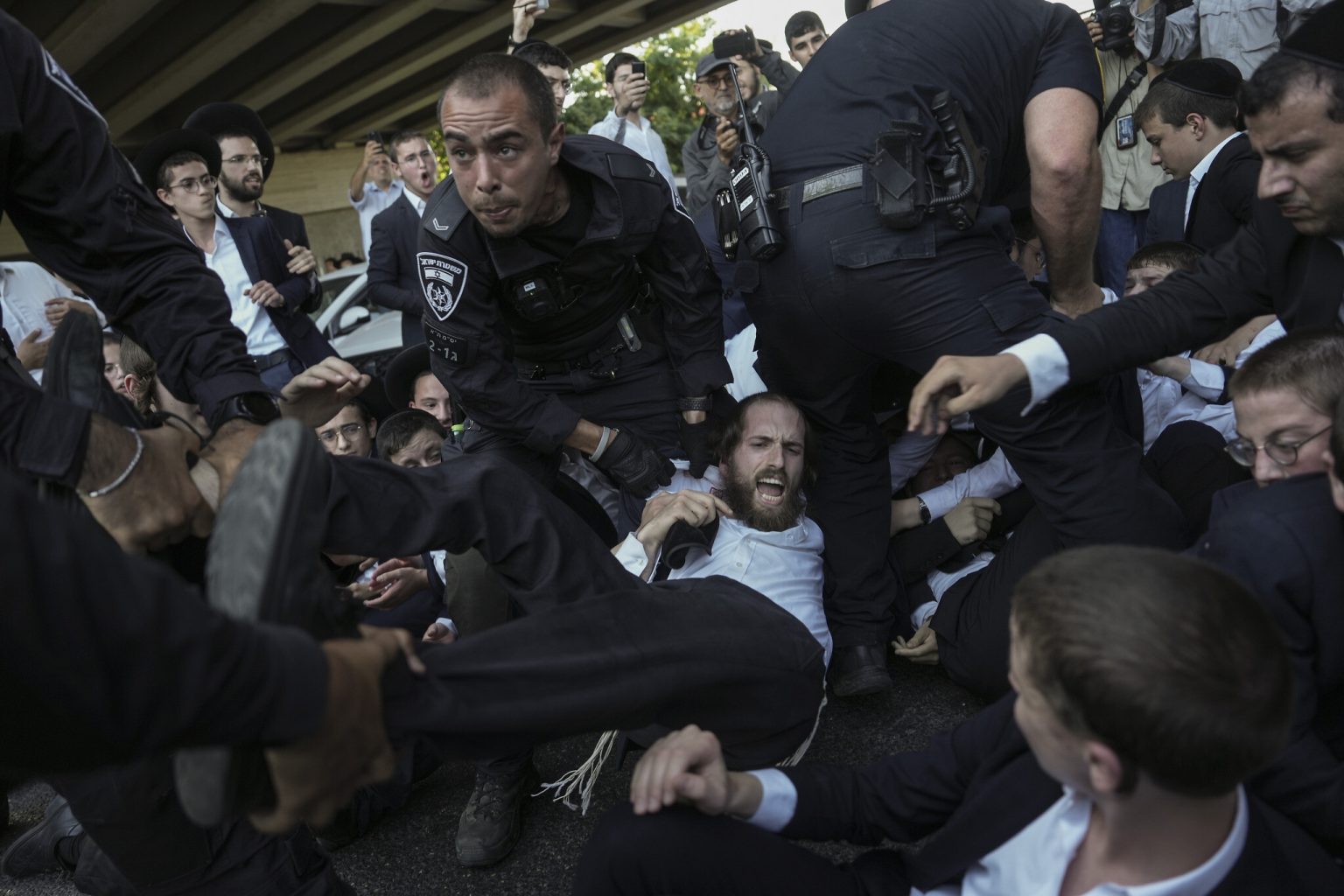 Israeli Police Officers Viciously Beat Up Group of Haredim Ultra ...